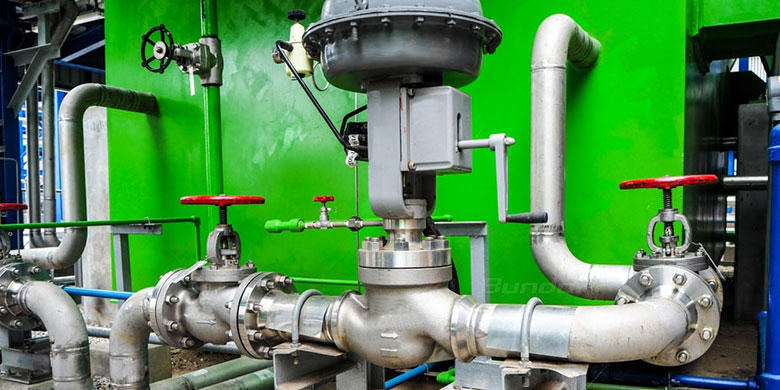 Valve connection: welding and threaded connection